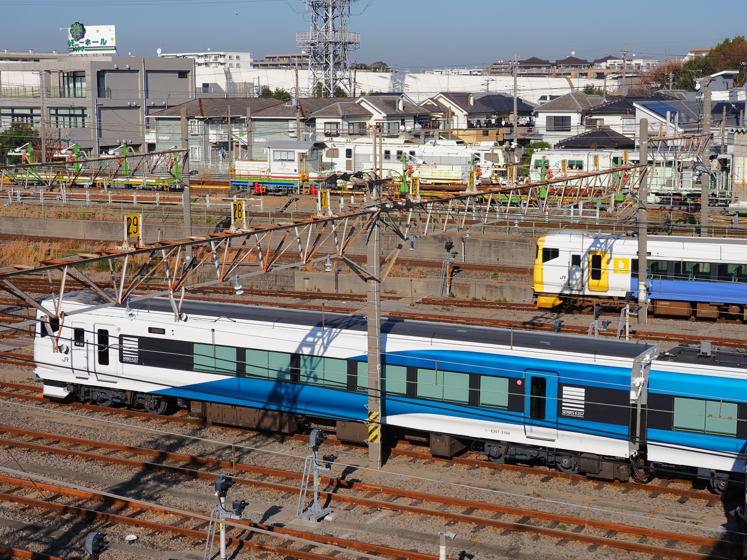 E257系2000番台、幕張で待機中・RAILRAILRAIL・鉄道写真 | RAILRAILRAIL 毎日鉄道写真とともに！