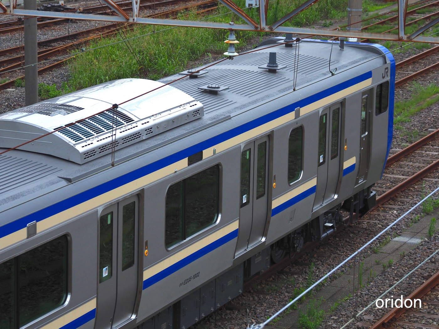 E235系1000番台、幕張に佇む | RAILRAILRAIL 毎日鉄道写真とともに！