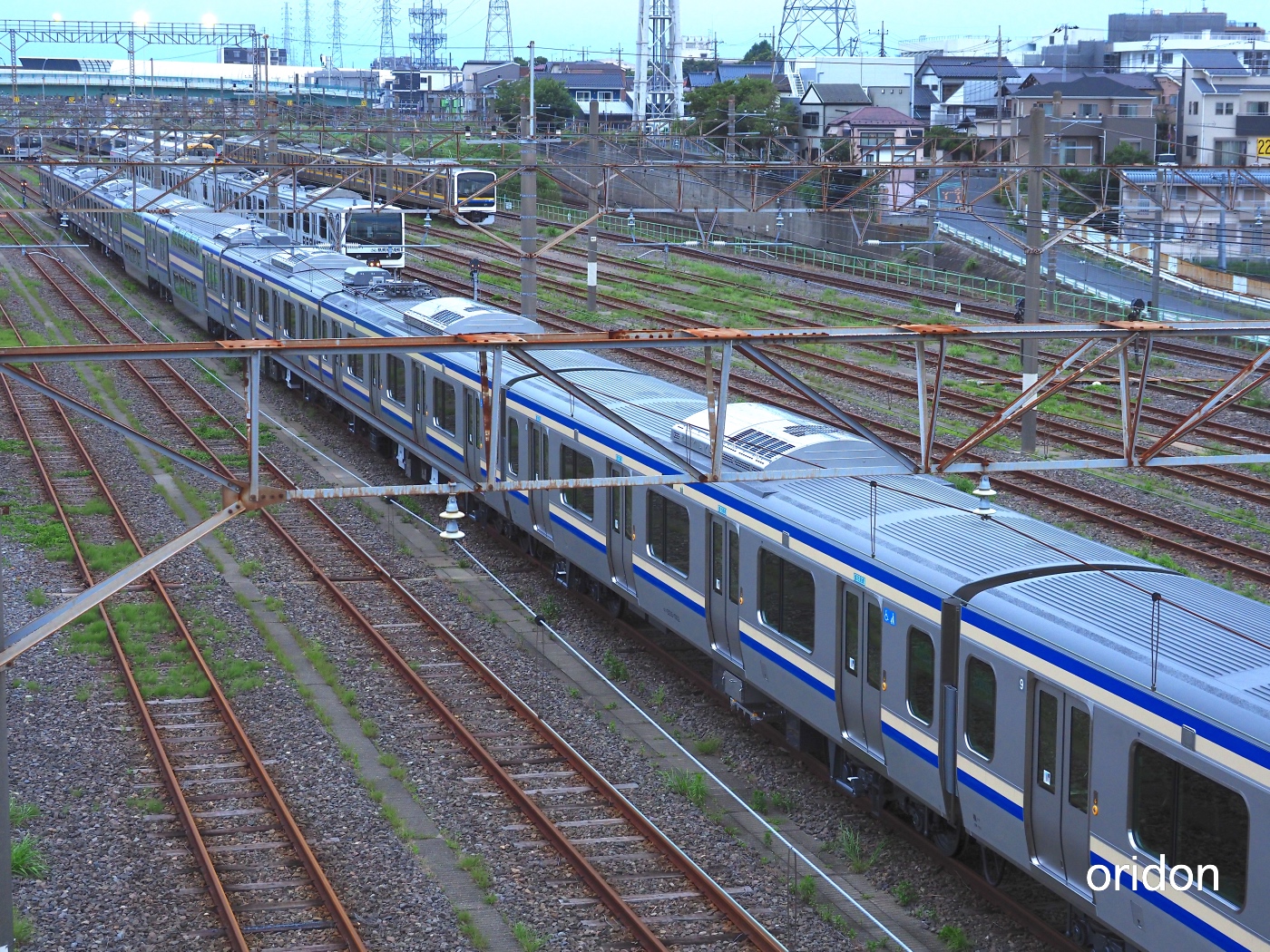 E235系1000番台、幕張に佇む（2） | RAILRAILRAIL 毎日鉄道写真とともに！