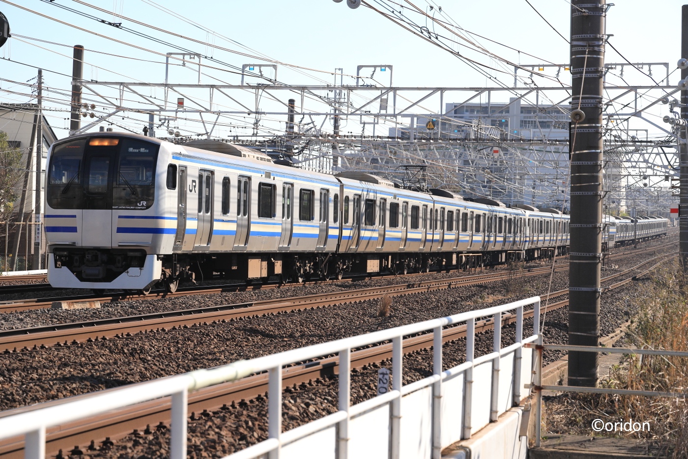 E235系1000番台とE217系、同じ場所にて | RAILRAILRAIL 毎日鉄道写真とともに！