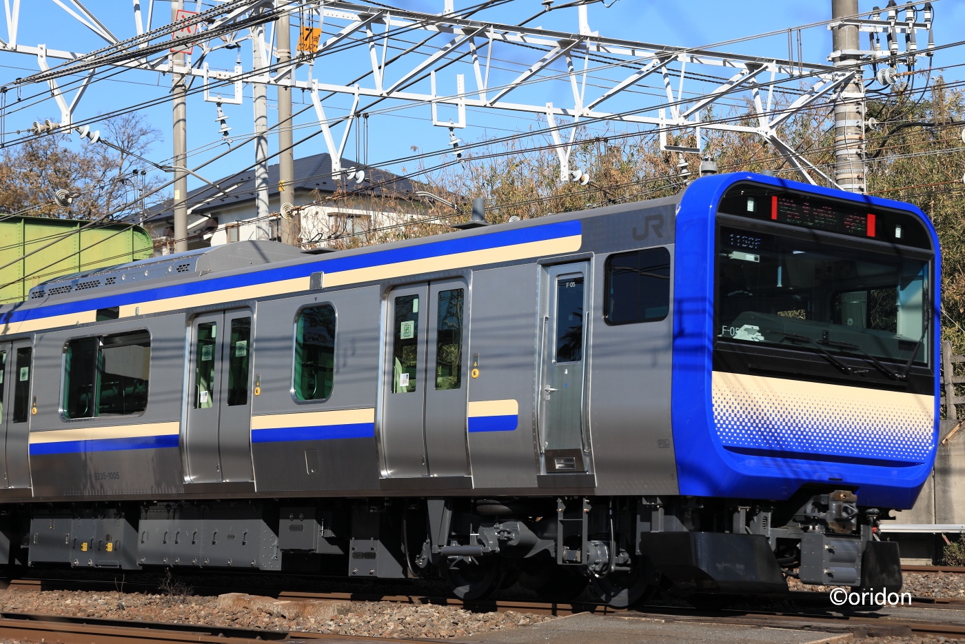E235系1000番台とE217系、同じ場所にて | RAILRAILRAIL 毎日鉄道写真とともに！