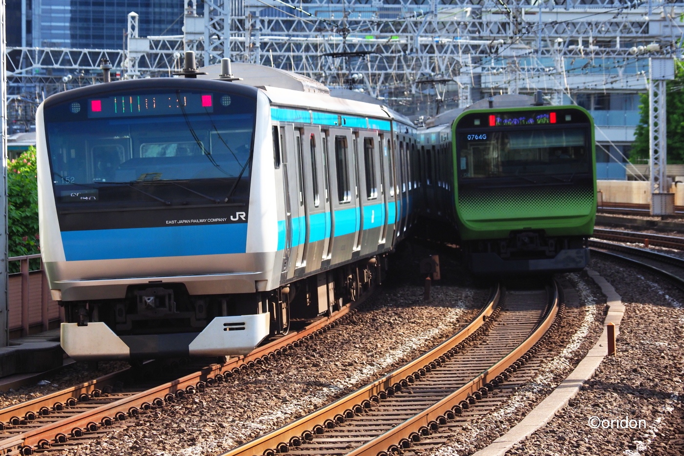 E235系＆E233系、同時発車を狙ってみたが・・・ | RAILRAILRAIL 毎日鉄道写真とともに！